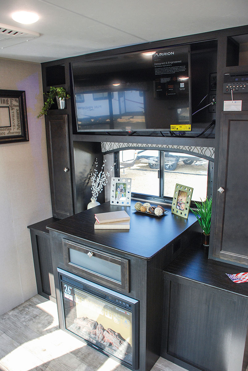 2018 SportTrek ST251VRK Travel Trailer | Venture RV