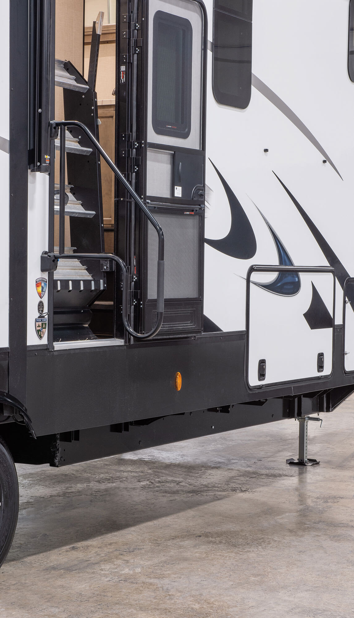 SportTrek Touring Fifth Wheels Media Center | Venture RV